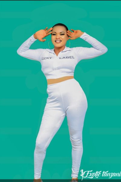 Picha za Uchi Tanzania – Kuma Live, Video na Magroup Moto